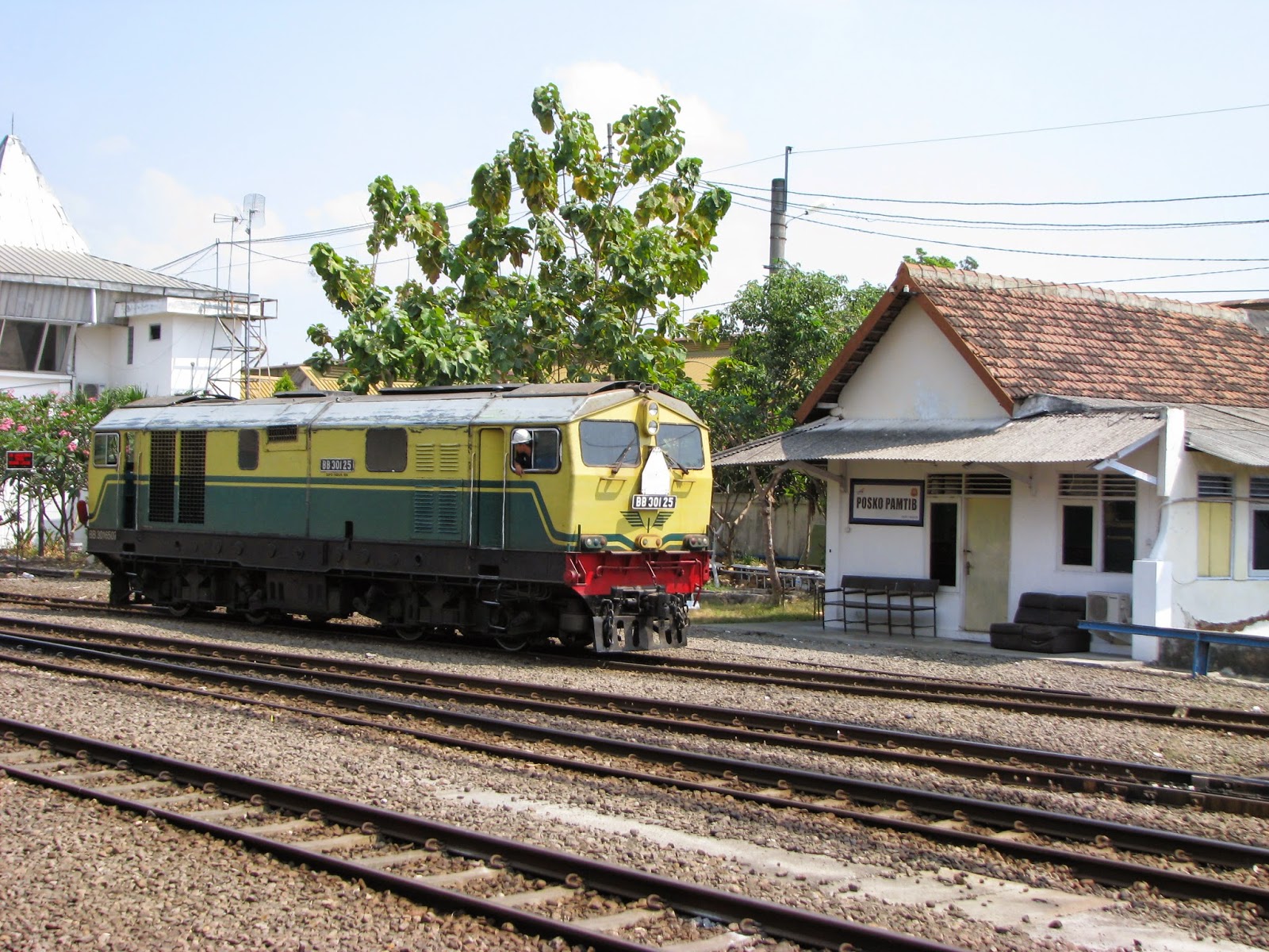Kereta Api Indonesia: Bertemu Dengan Lokomotif BB301 di Stasiun Madiun