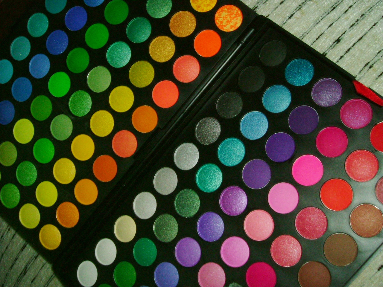 xx Adelia: READYSTOCK: MAC Professional Eyeshadow Palettes!