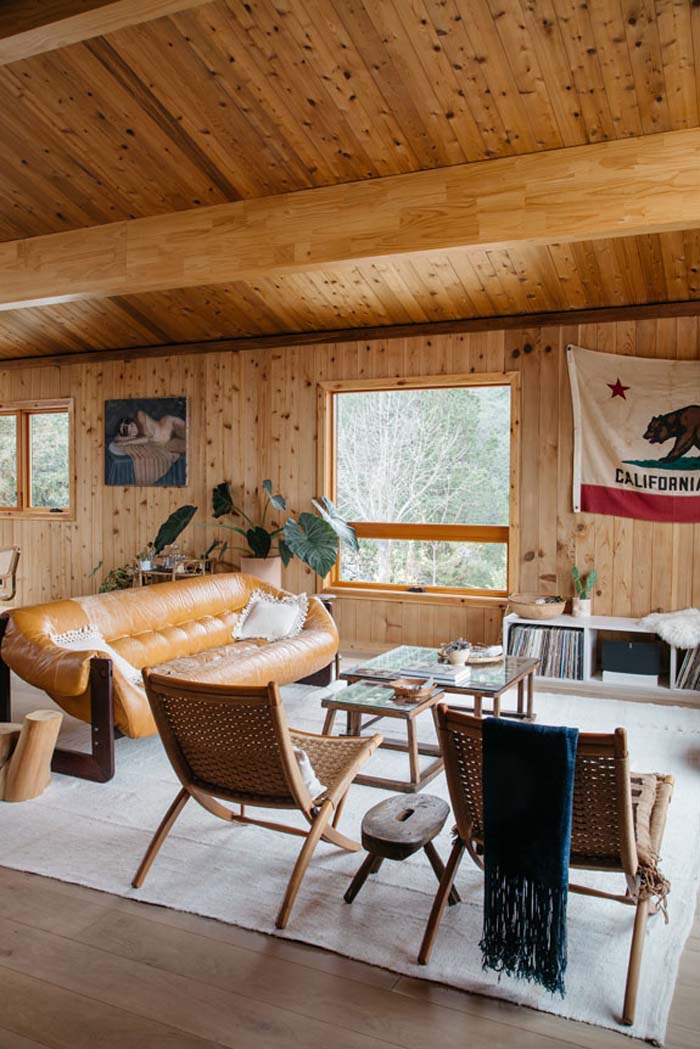 Keltainen talo rannalla: Puu pääosassa