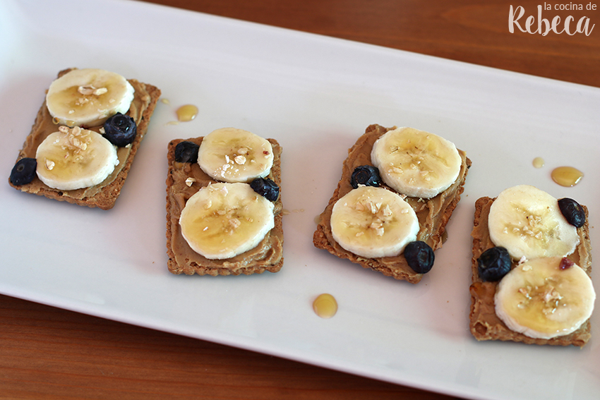 La cocina de Rebeca: Galletas con fruta y mantequilla de cacahuete