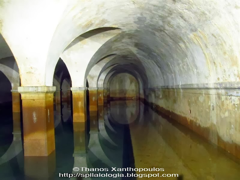 Our Athens... Μία φωτογραφία για την Αθήνα: Η ΑΔΡΙΑΝΕΙΟΣ ΔΕΞΑΜΕΝΗ ...