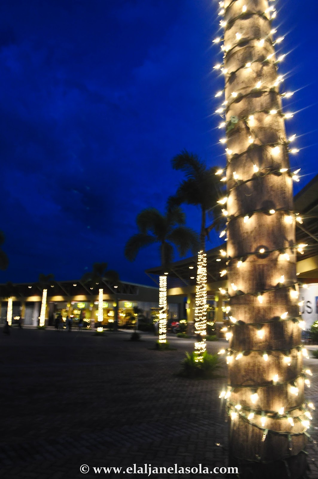 Elal Lasola Travel & Photography: Twilight at Robinson's Place Dumaguete