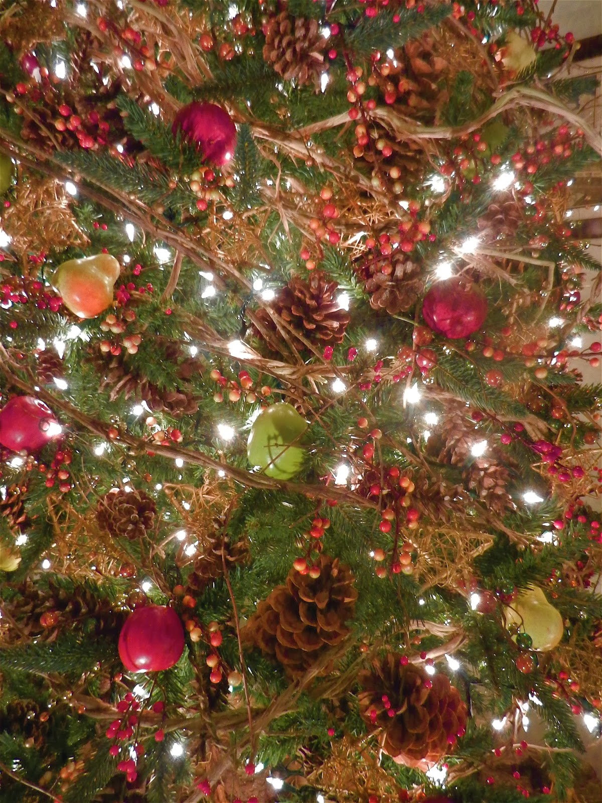 Knickerbocker Style & Design: An Elegant Nature-Inspired Christmas Tree