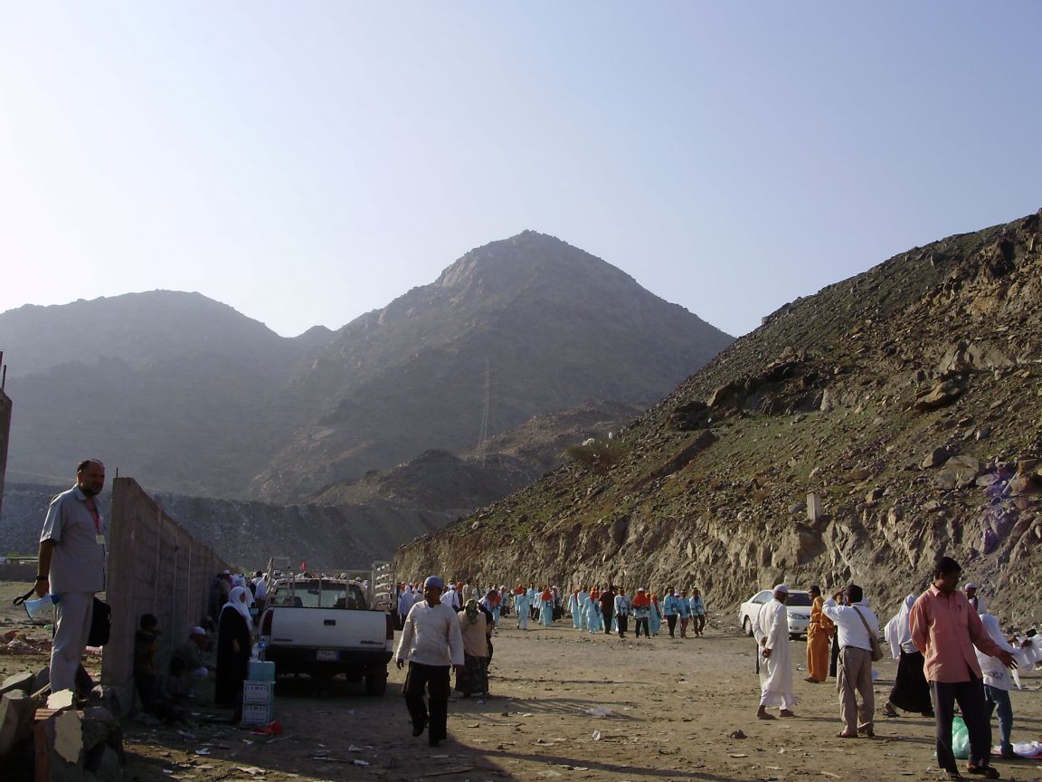 sekali pensil diraut, di sini tintaku tumpah, di sini aksara bermadah ...