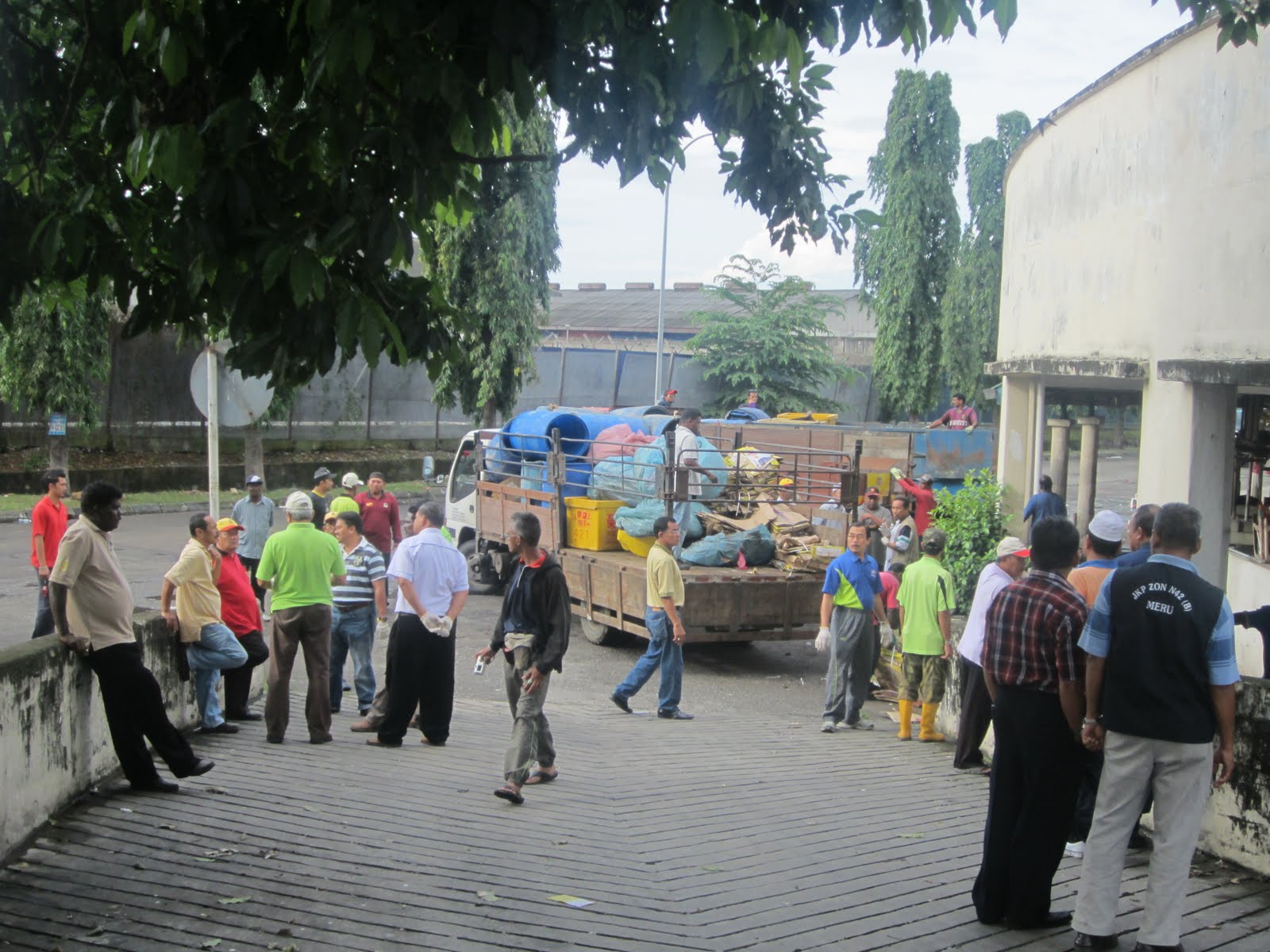 KHIDMAT MERU: GOTONG ROYONG DI PASAR BESAR KLANG
