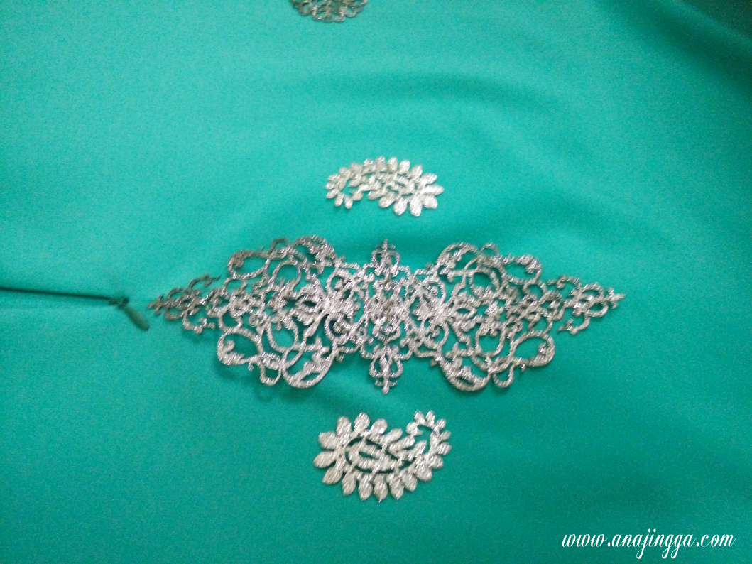 Idea Mencantikkan Jubah Dengan Dokoh Glitz