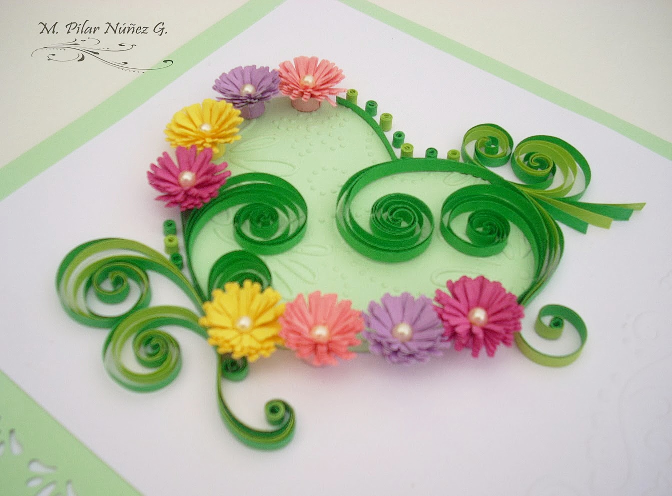 Corazón en filigrana de papel - Heart with quilled flowers (By Pily Núñez)