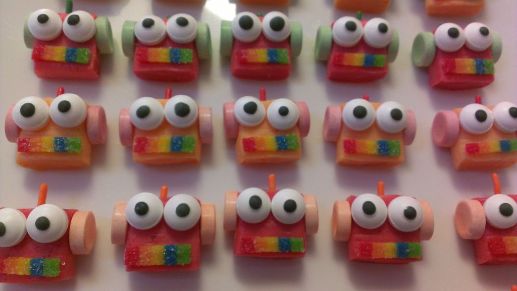 Robot Cupcakes and Robot Juice Boxes – THE APRON