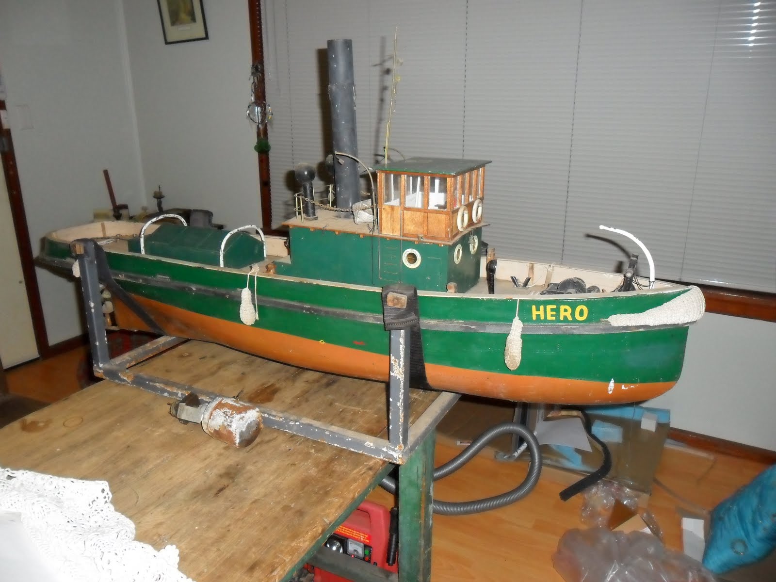 tiny tug boat: The tug boat Hero