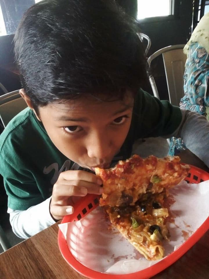 Ruang Coretan Cik Ila Kidal: Pizza Besar Hermanos Rotisserie