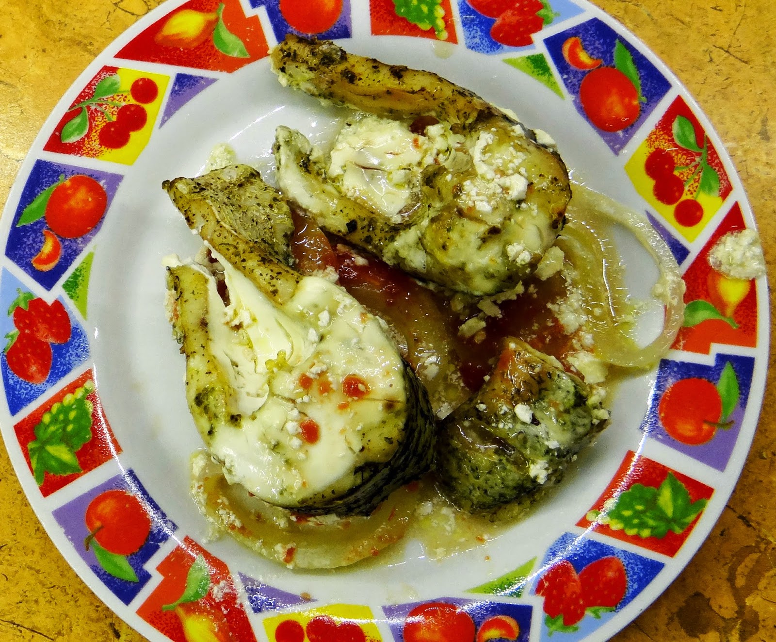 namai namučiai :): Ant svogūnų su grietine kepta lydeka