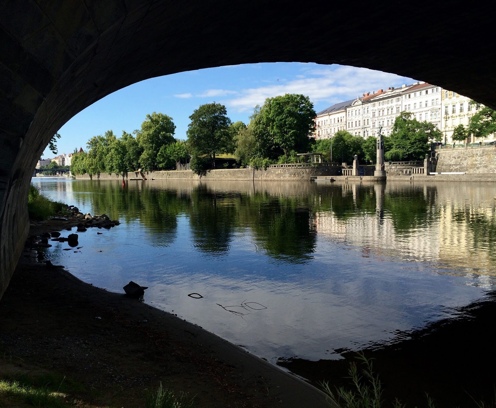 MĚSTO PRAHA: Praha. Poznáte, kde to je? Je to Střelák pod mostem...Vltava