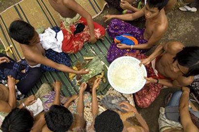 Magibung / Megibung | Cultures of Denpasar | Learn and recognize about ...