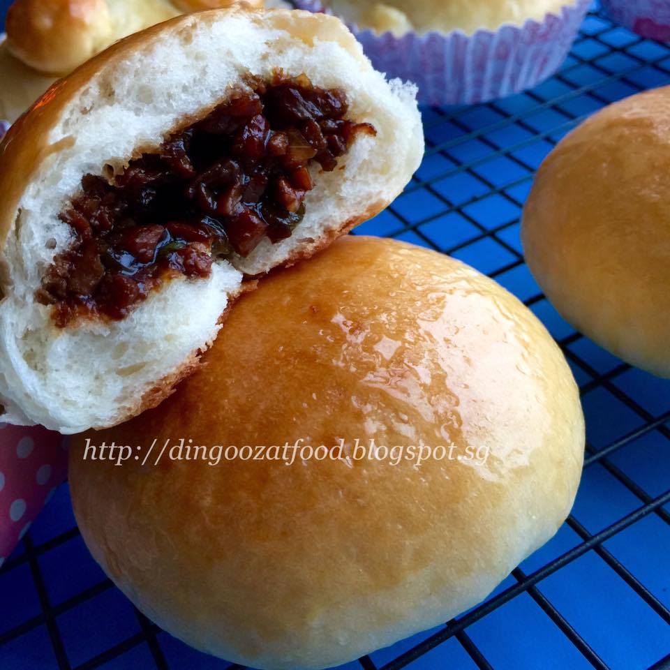 Miki's Food Archives : Baked BBQ Pork Bun (aka Char Siew Bun) 叉烧餐包