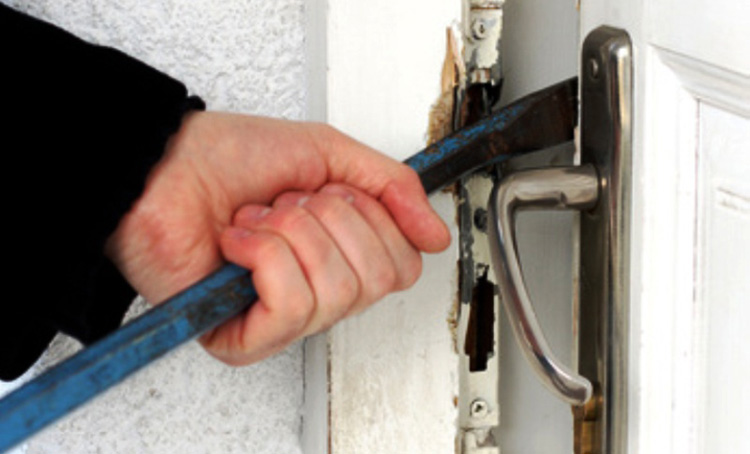 Arrombamento de casas em Esbarrelo ladrões levaram 5 aparelhos de TV ...