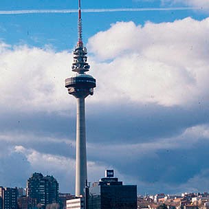 De Madrid Al Cielo. : El Pirulí y el Faro de Moncloa.