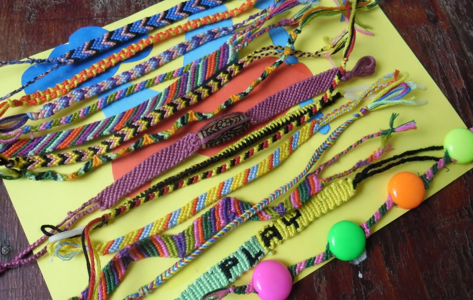 Bijuci si rezolutii: Modele de bratari impletite disponibile - o parte ...