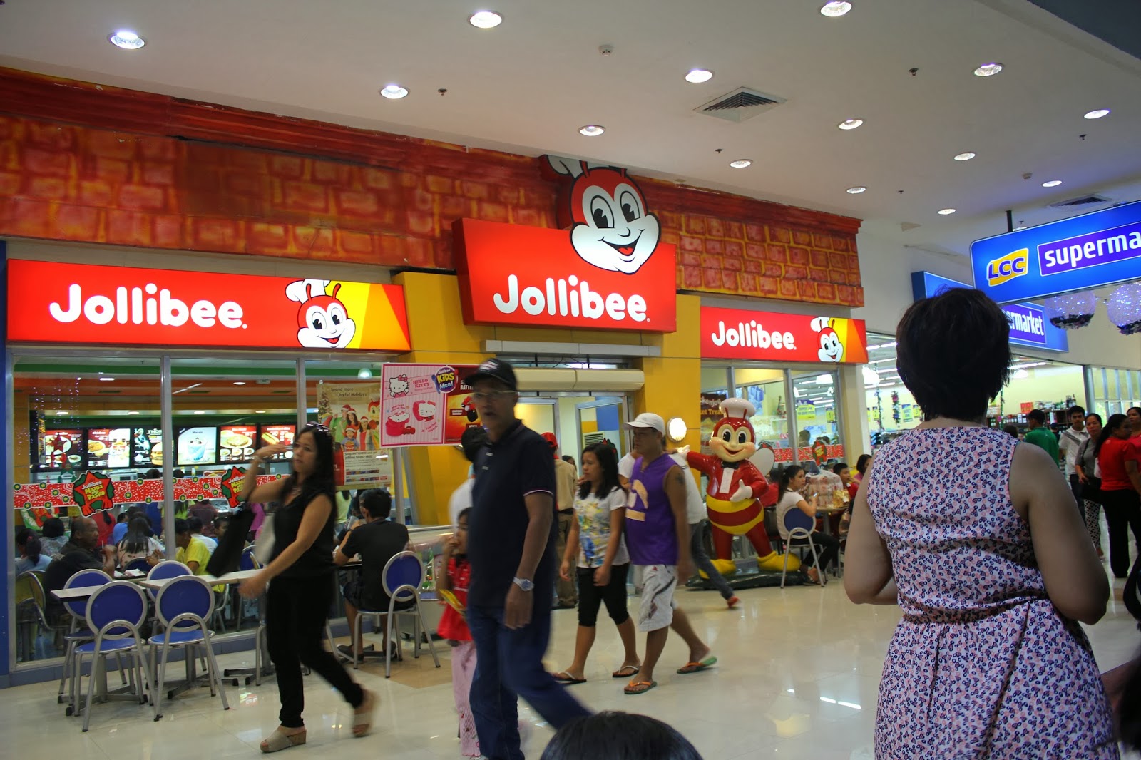 Stay, Stray, Play and Feast: Jollibee LCC Mall, Naga