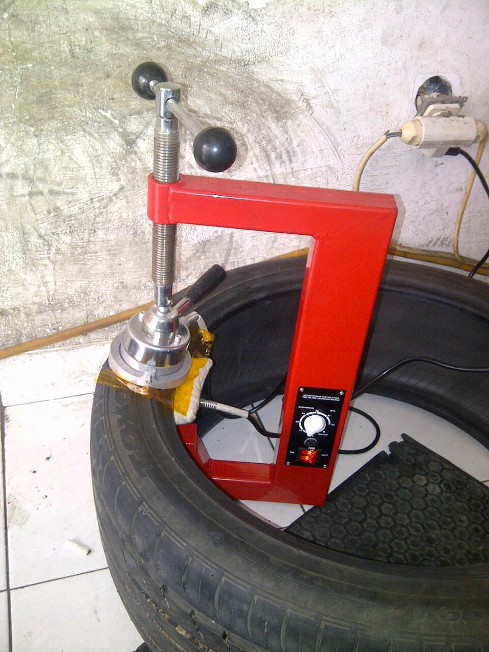 Cara menangani ban mobil yang sobek (robek) benjol dan sering bocor ...