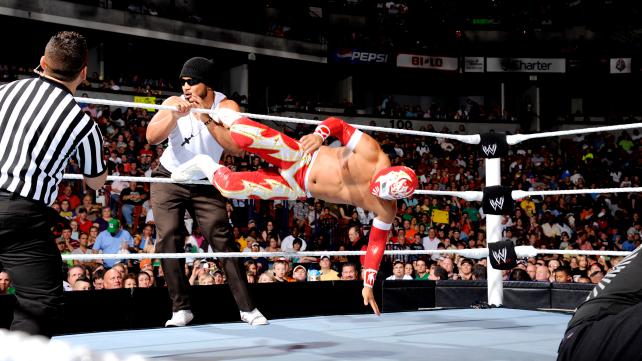 WWE In live!!!!: SIN CARA vs HUNICO