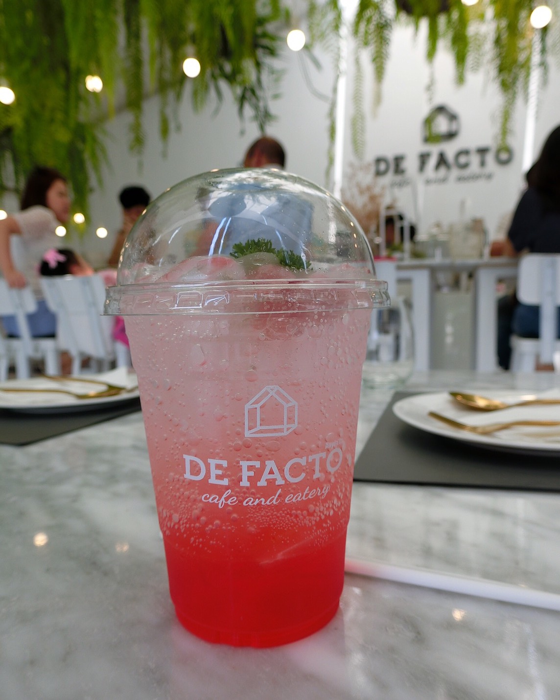 จิบกาแฟยามบ่ายที่ De Facto cafe & Eatery