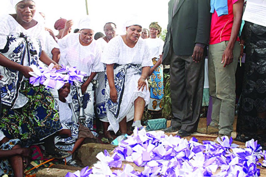 TANZANIA: Bahati Bukuku Gets Emotional During Her Mother’s Burial (Photos)