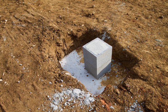 CABANE DE LOKI ET YODA: Fondations de la maison sur plots béton