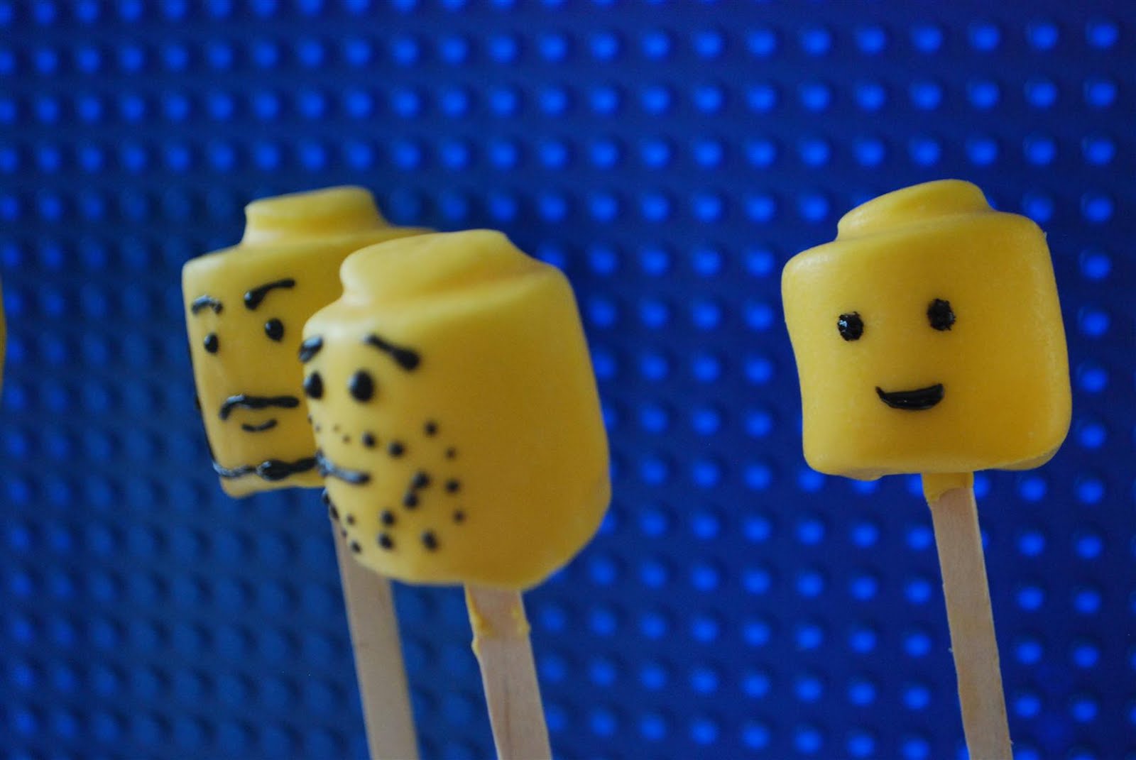 craftyc0rn3r: Lego Pops