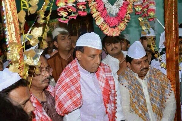 Clearer pics of Kejriwal meeting clerics #BeingSecular : r/india