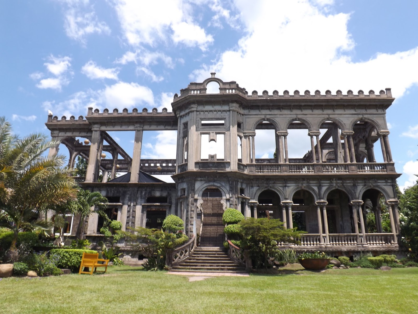 PHILIPPINES MANSION OF LOVE AT THE RUINS - Touristang Pobre