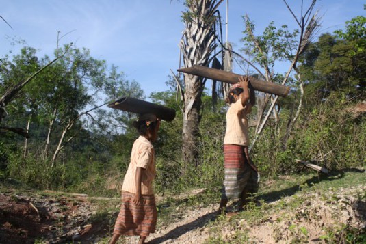 Tahta Raja Boti kemudian diberikan kepada Namah Benu, sang adik Laka ...