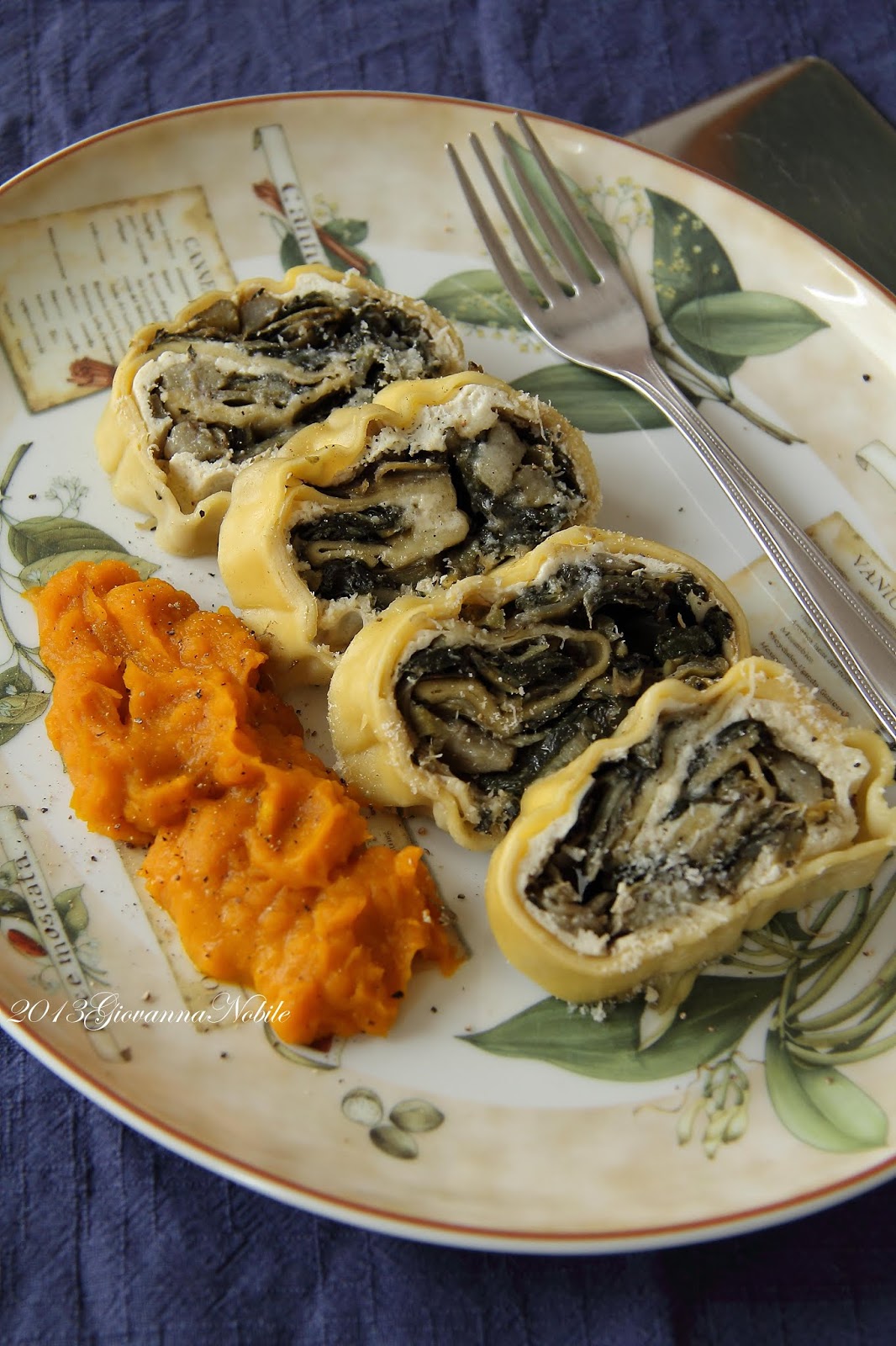 Rotolo di pasta fresca ripieno di ricotta, carciofi ed erbette con ...