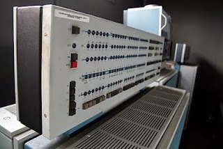 Historia Komputerów: Rozwój komputerów w XX wieku.