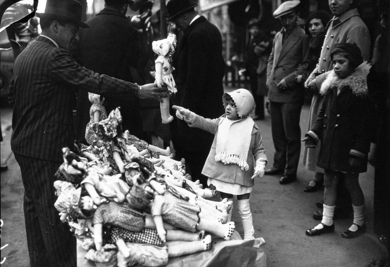 60 Amazing Vintage Photographs That Capture Everyday Life in Paris from ...