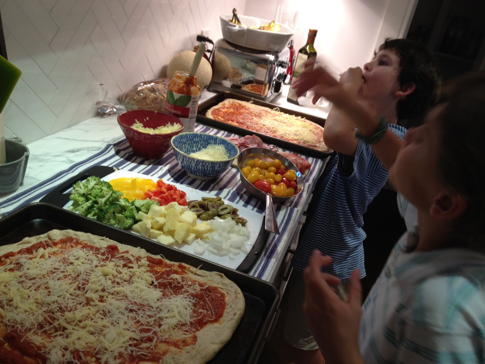 The Full Plate Blog: make-your-own pizza