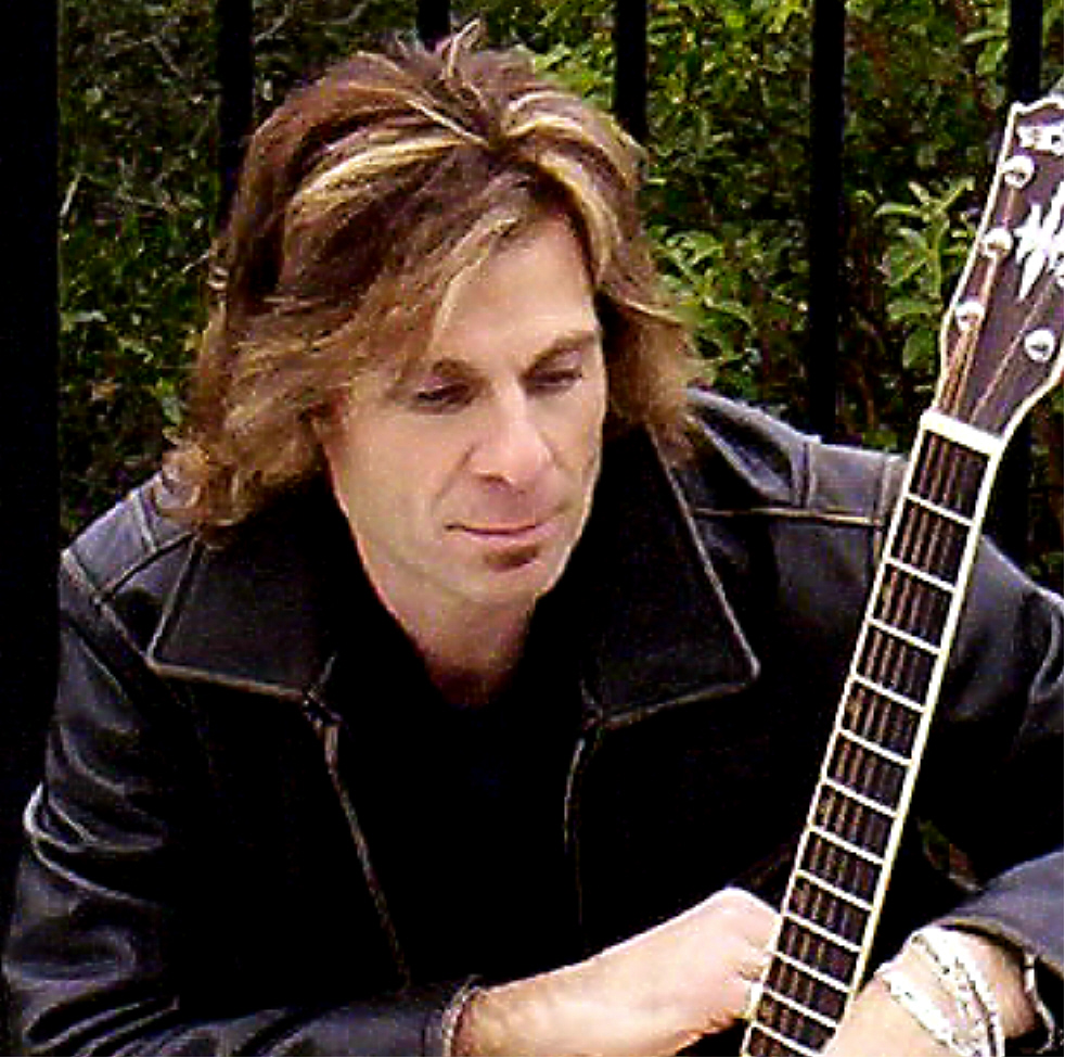 Kevin Russell : KEVIN'S BIO