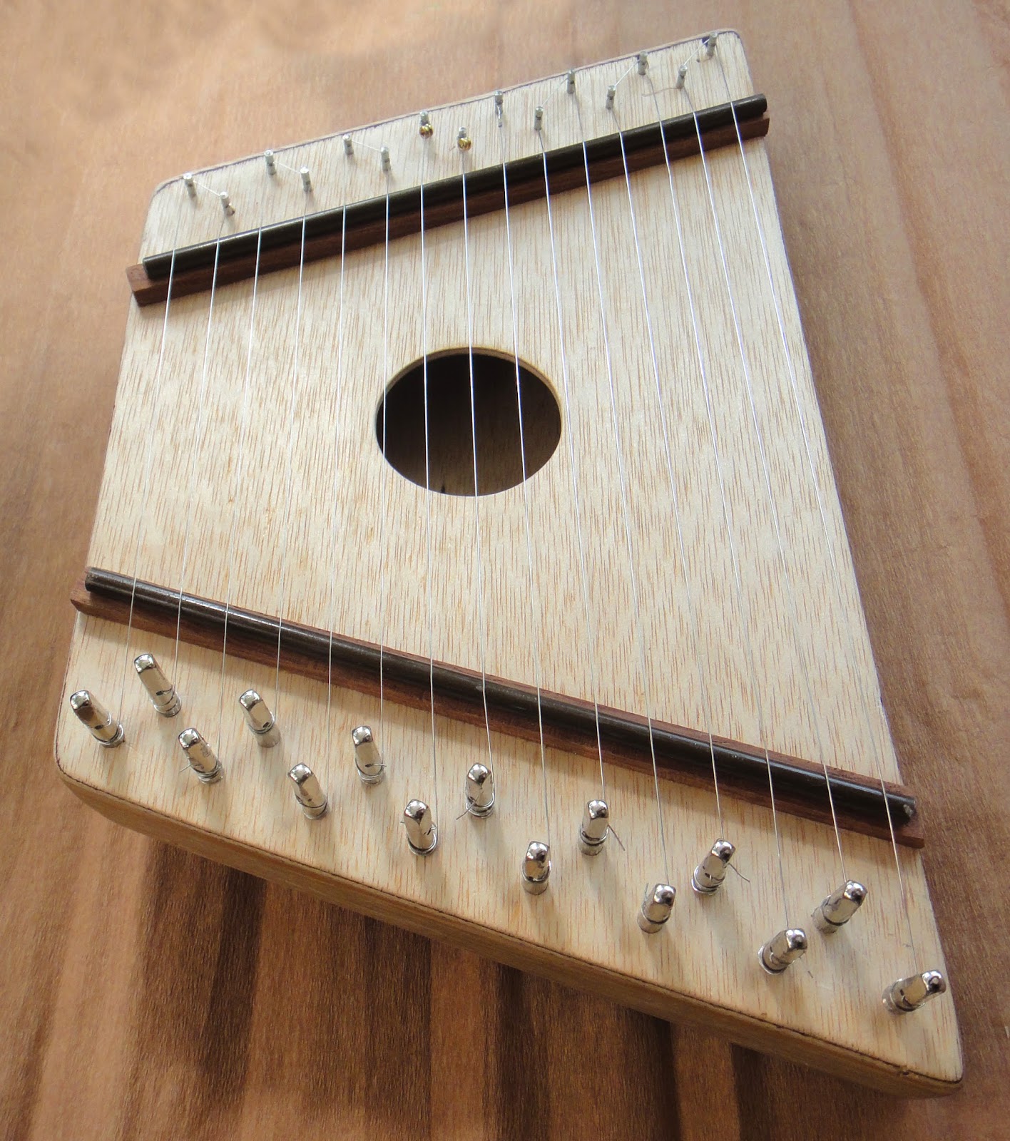 Tras la senda de los ancestros: Cítara de 15 cuerdas