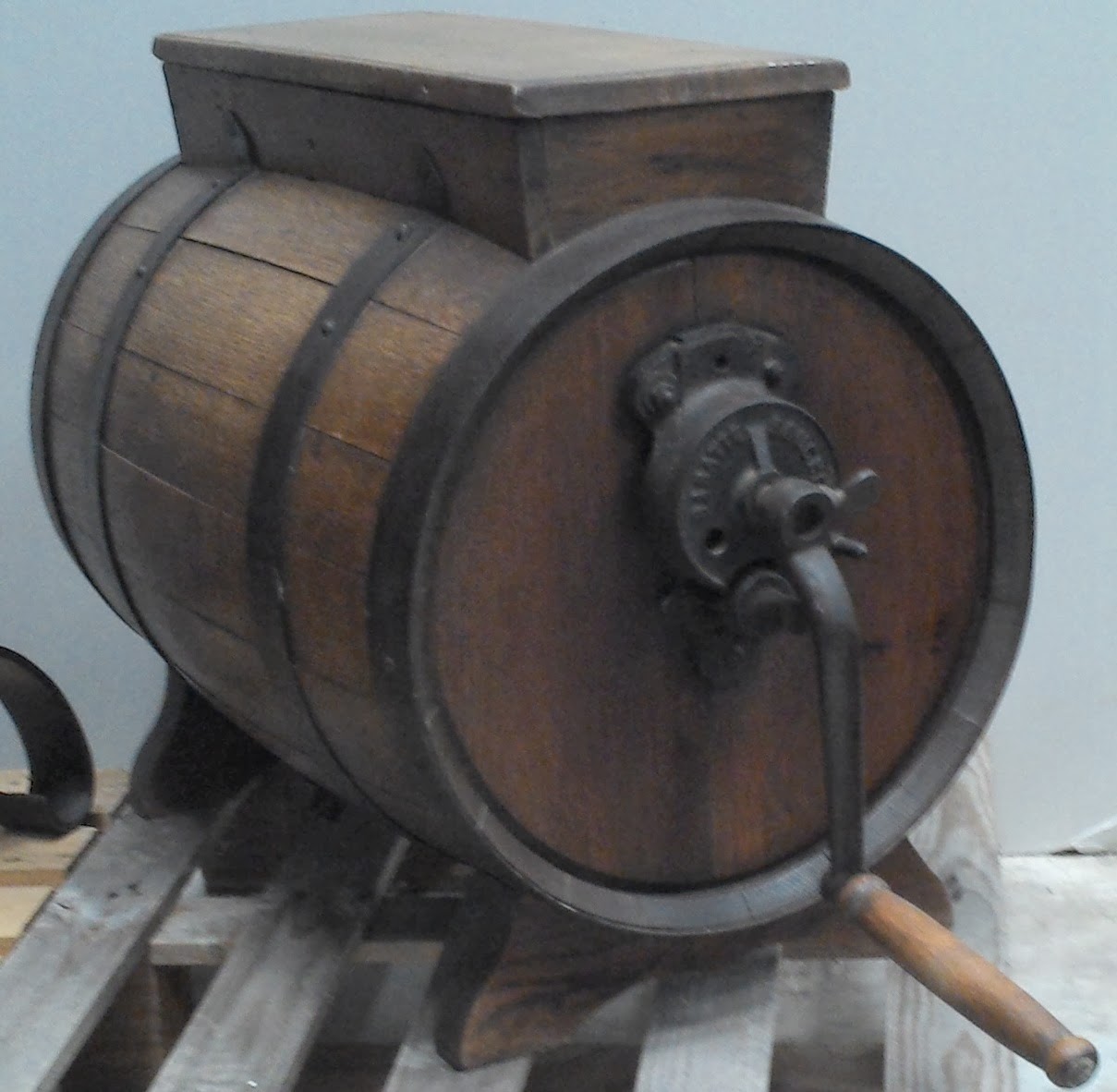 Ancienne Grande Baratte A Beurre Art Populaire Objet De M tier Elle Est ancienne-grande-baratte-a-beurre-art-populaire-objet-de-m-tier-elle-est