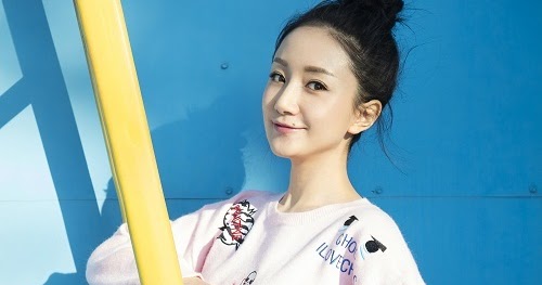 China Entertainment News: Li Qian poses for photo shoot
