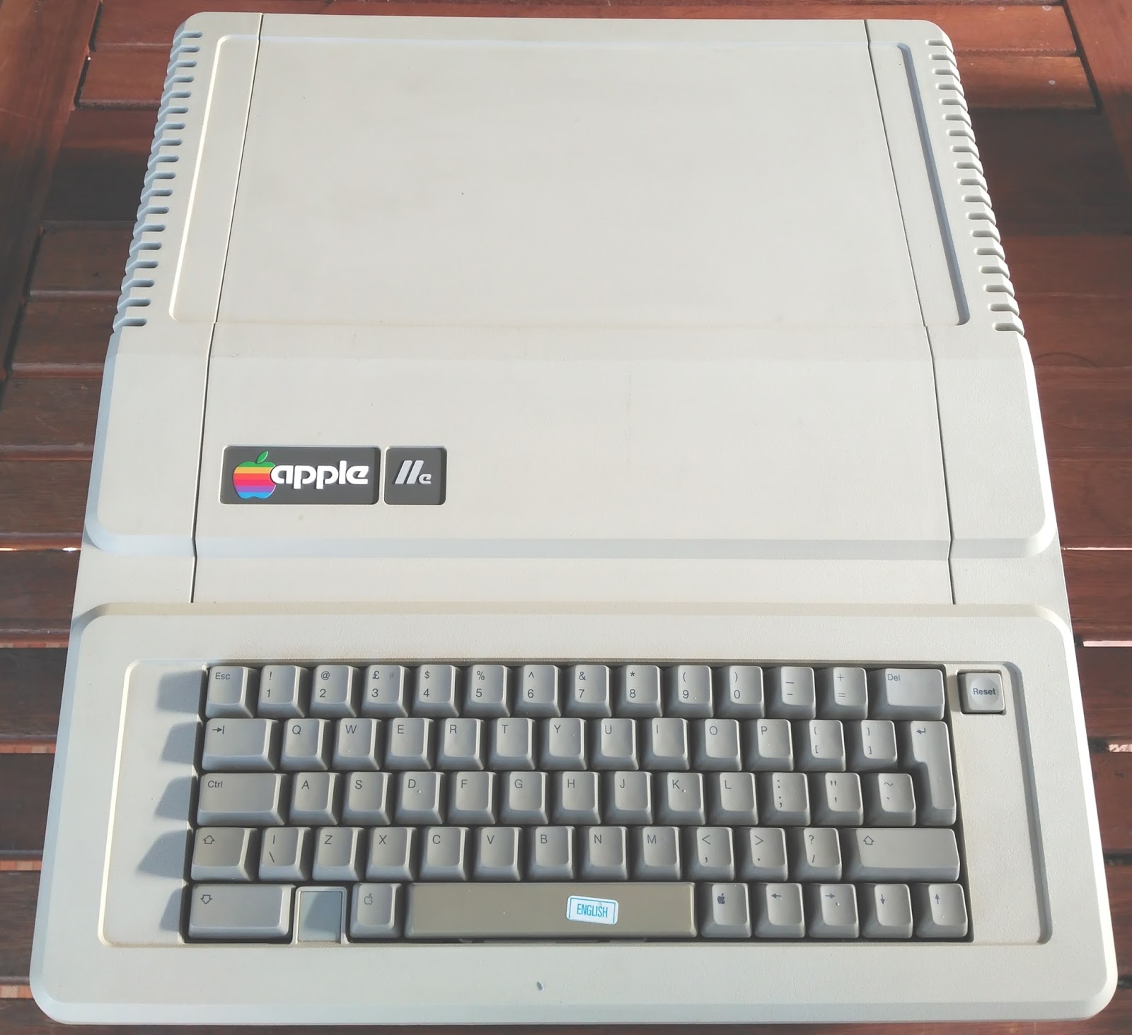 Retro Ordenadores Orty: Ordenador Apple IIe (modelo A2S2064P) (1983)