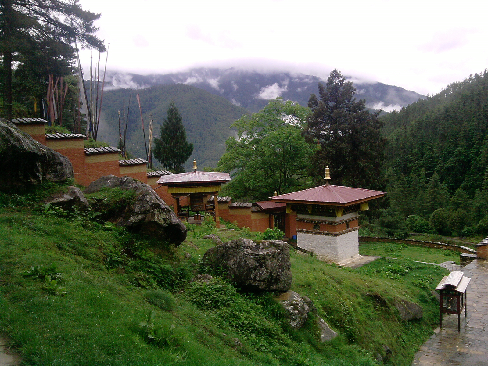 Tragyel: Dechenphu Lhakhang
