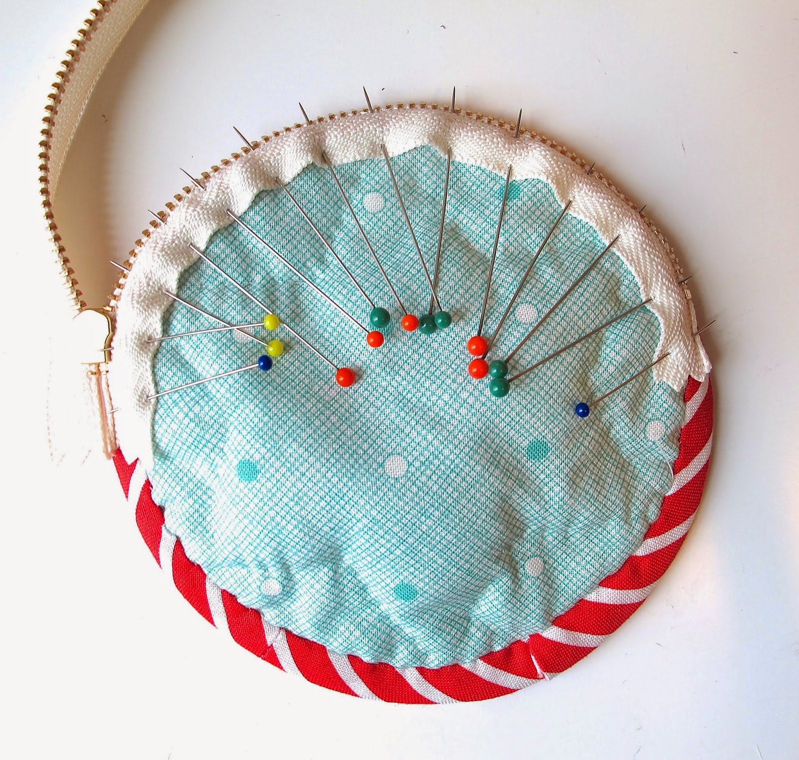 zakkaArt: Round zipper pouch step-by-step tutorial (a zakkaArt sewing kit)