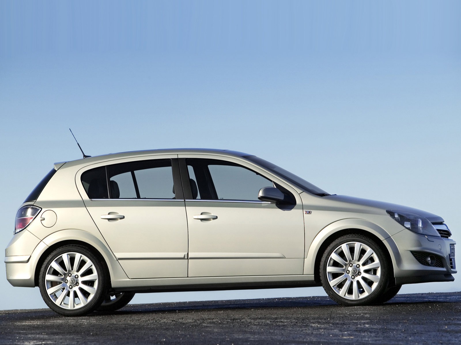 Car Pictures: Opel Astra 2007