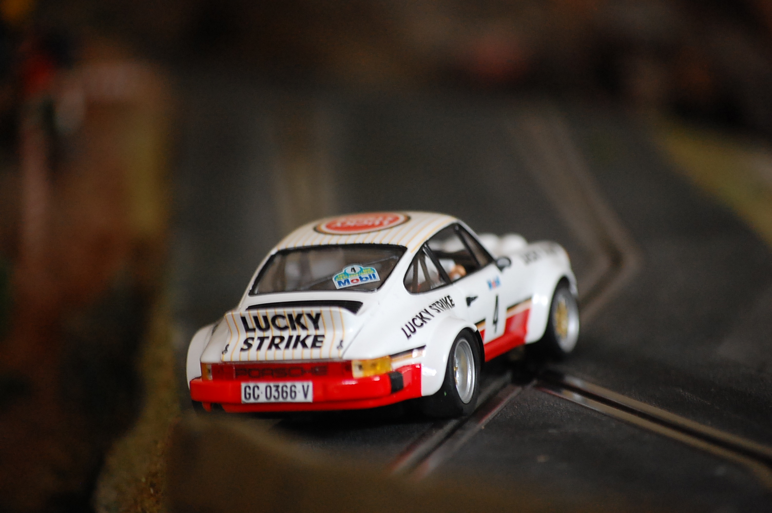 DECOSLOT: PORSCHE 911 SC "LUCKY STRIKE" M.PEREZ 1985