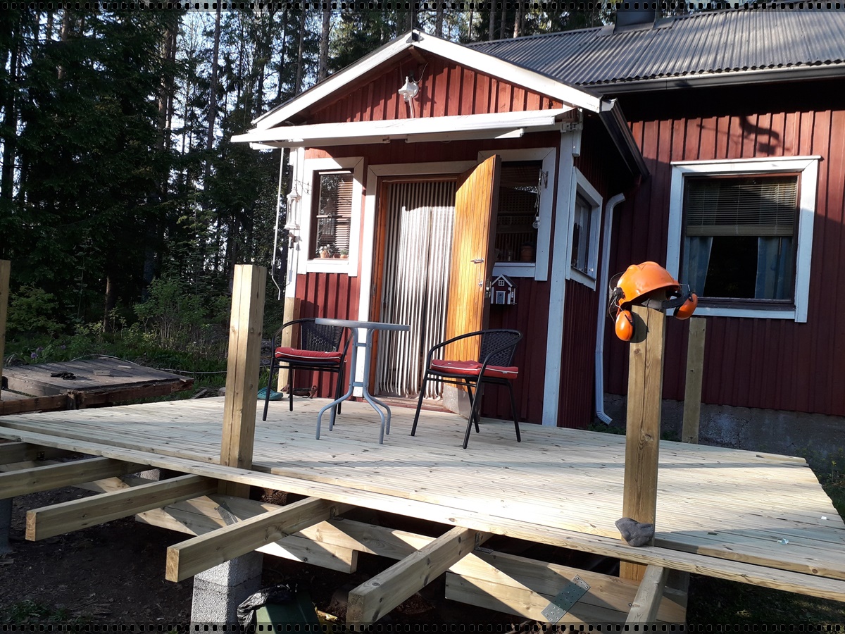 Mökkiremppa: Mökin terassin rakentaminen jatkuu