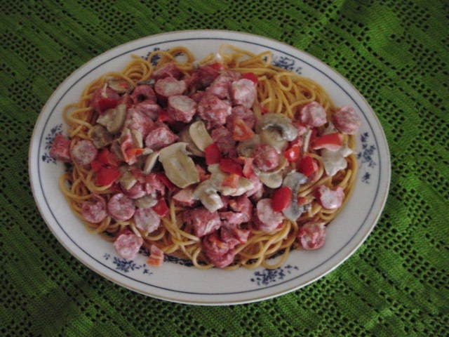 Spaghetti picante com salsichas grelhadas