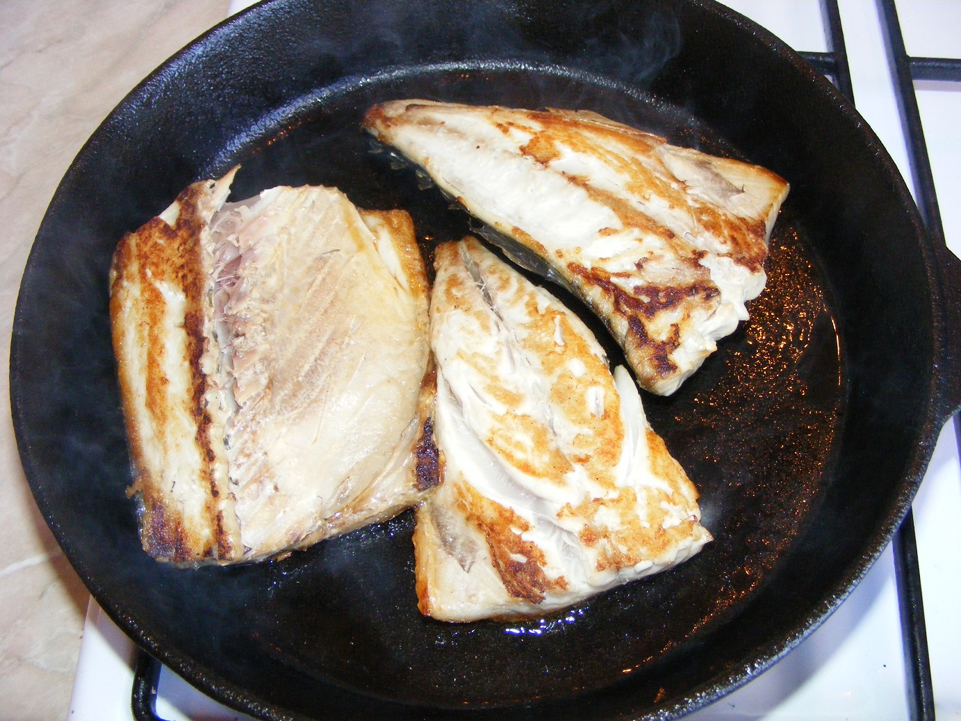 Macrou picant la tigaie si cuptor | Preparatedevis.ro