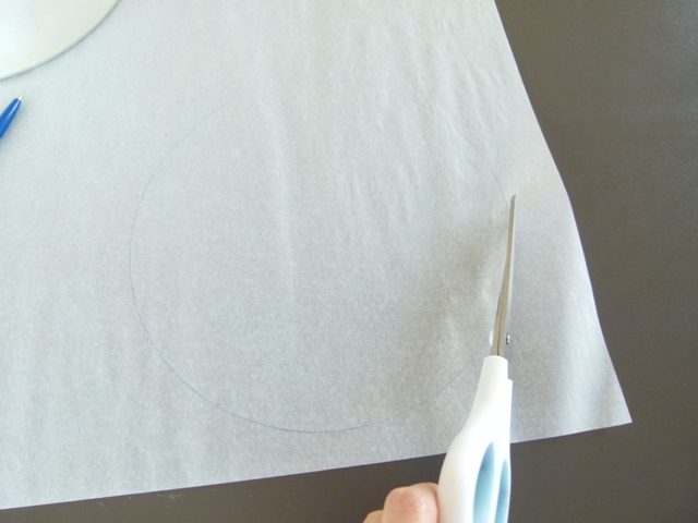Tipp: Backform mit Backpapier auslegen