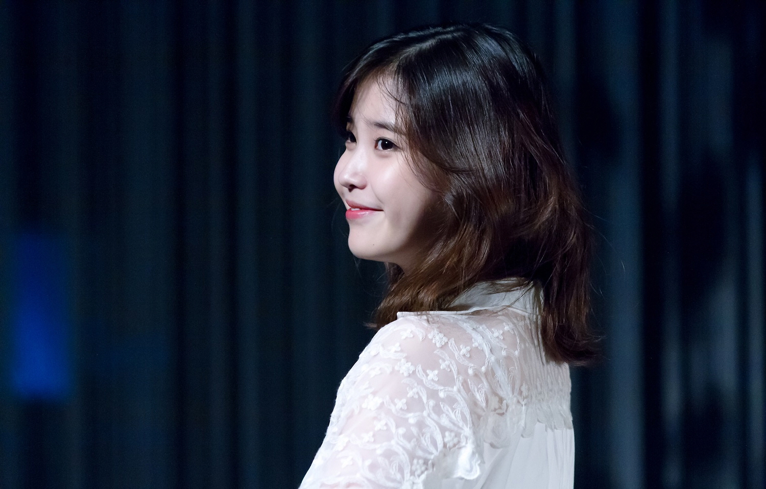 IU small theater concert photo paparazzi. - All of Kpop STarz