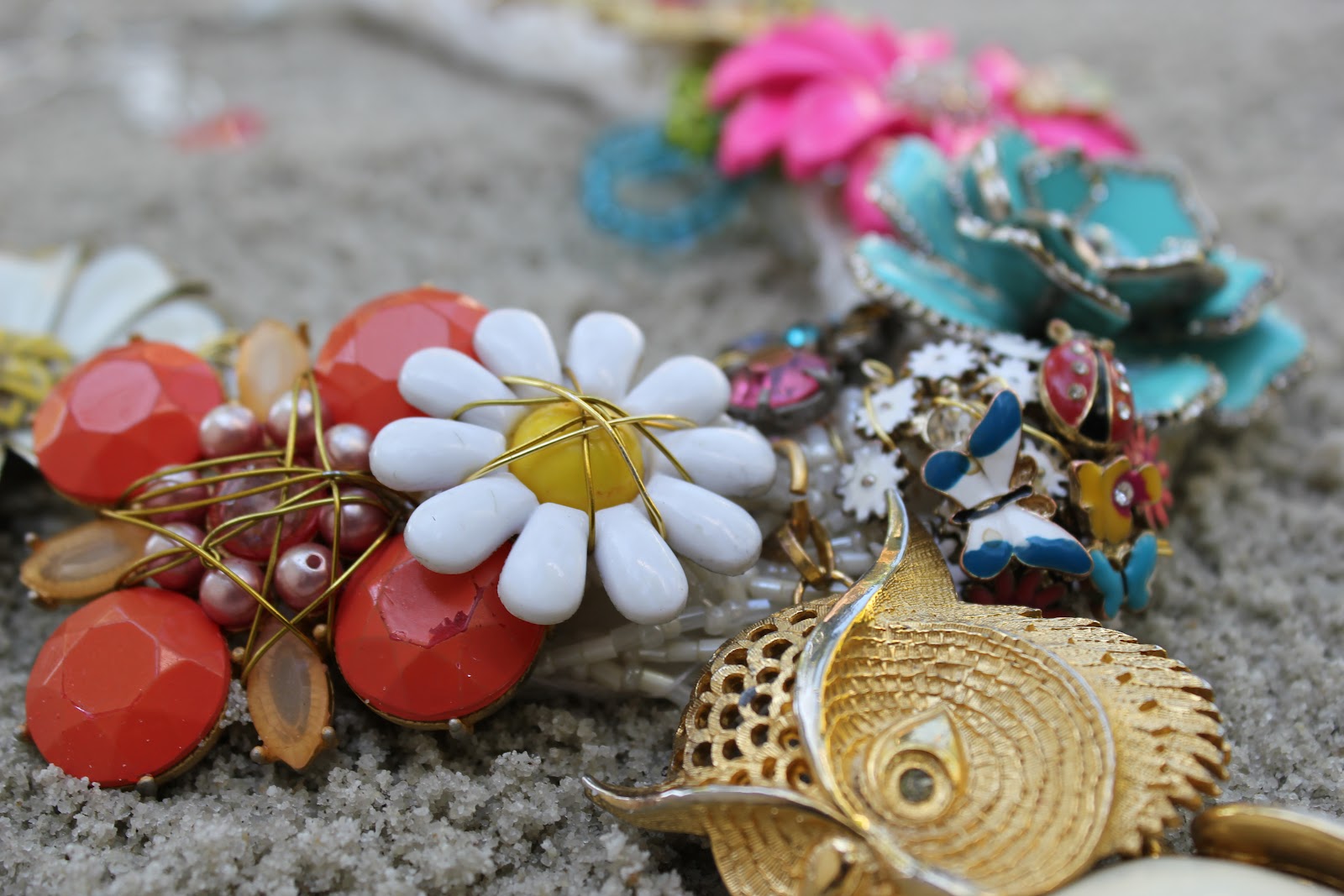 Tamera Beardsley: DIY vintage brooch necklace